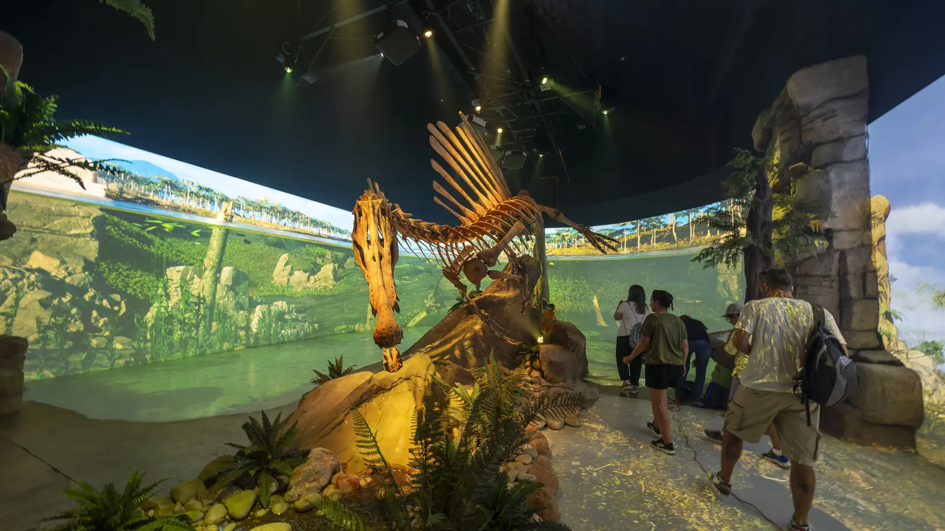 El viaje imaginario de Dinópolis al fondo del mar asombra a los visitantes