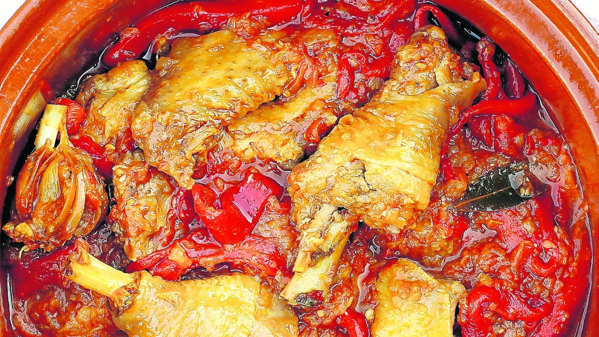 La receta tradicional del pollo al chilindrón que deja la piel de gallina
