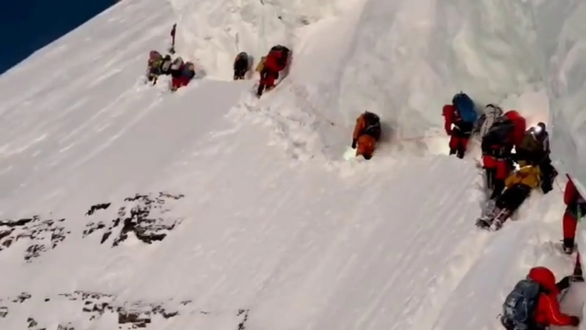 VIDEO: Escándalo en el K2: muere un montañero mientras cientos de ... VIDEO: Escándalo en el K2: muere un montañero mientras cientos de ...