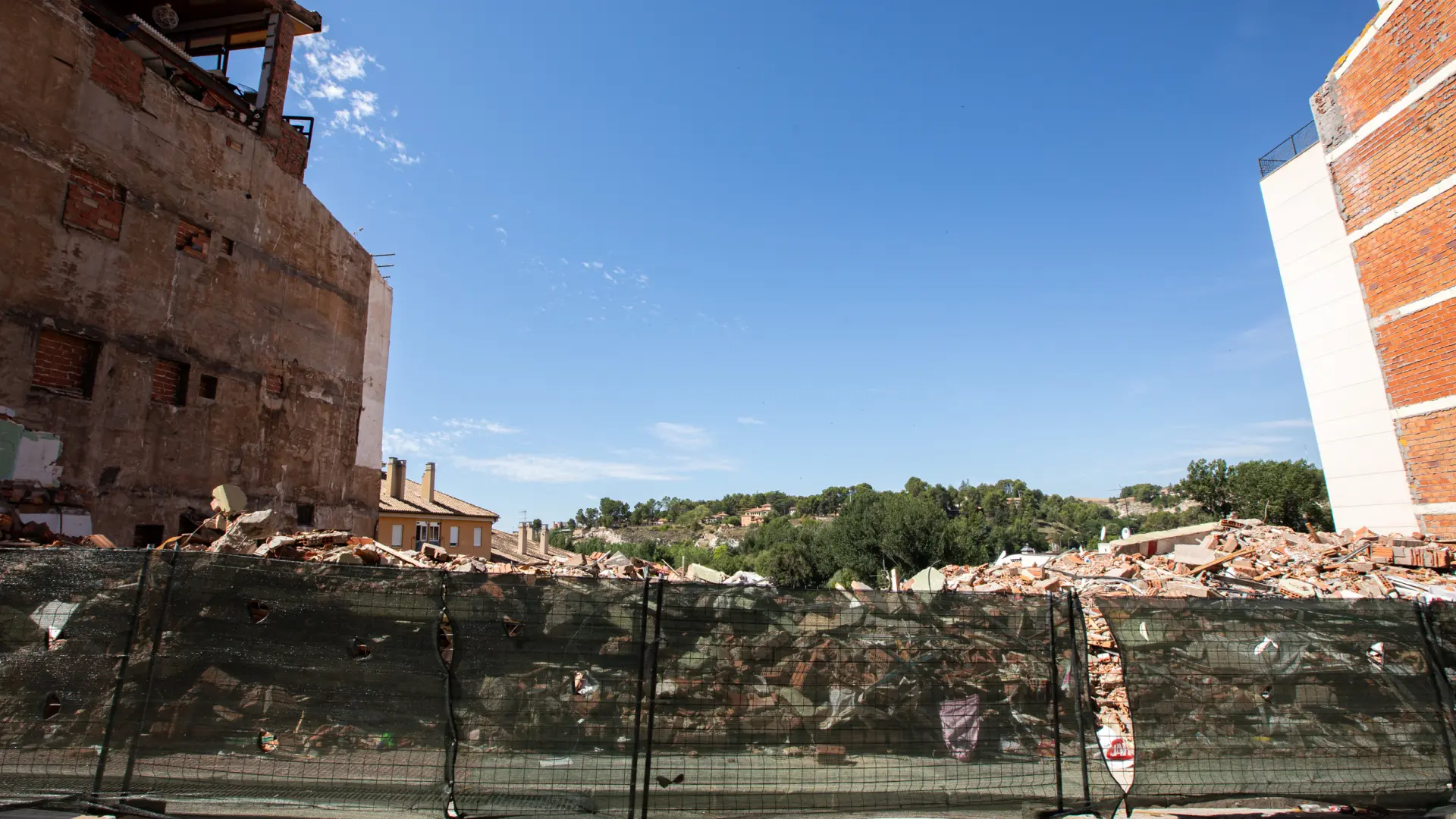 El desescombro de la casa que se hundió en Teruel retirará 6.400 ... El desescombro de la casa que se hundió en Teruel retirará 6.400 ...