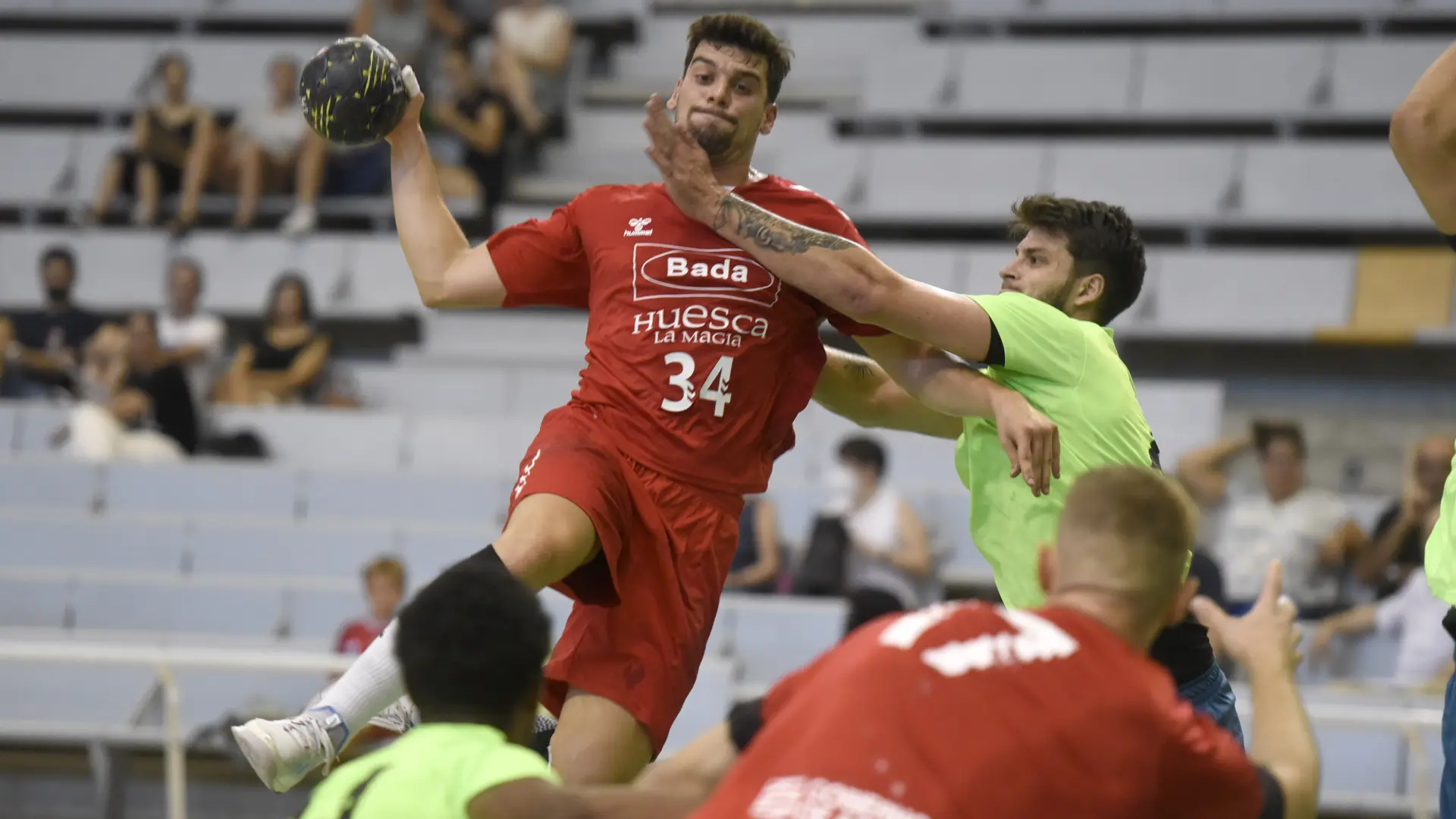 El Bada Huesca empata en su amistoso más exigente (32-32)