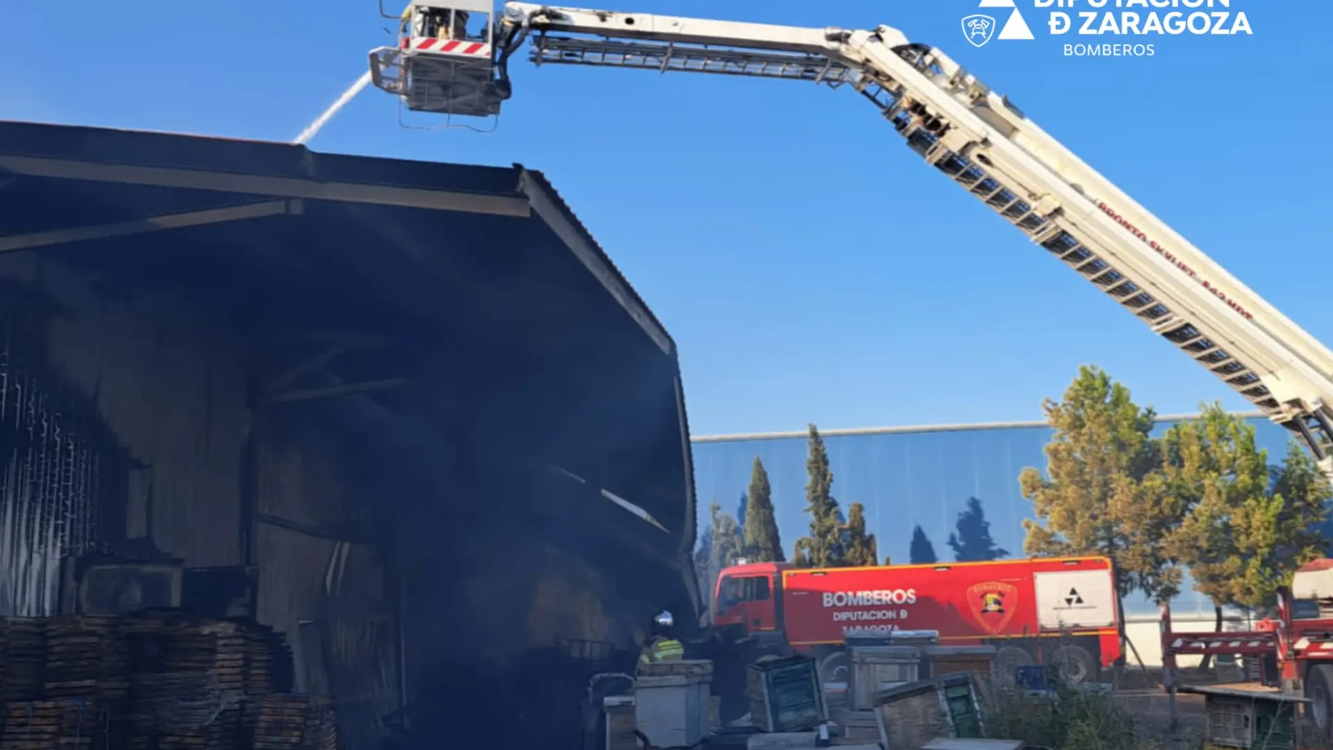 Un incendio calcina una nave de productos relacionados con la miel en Épila