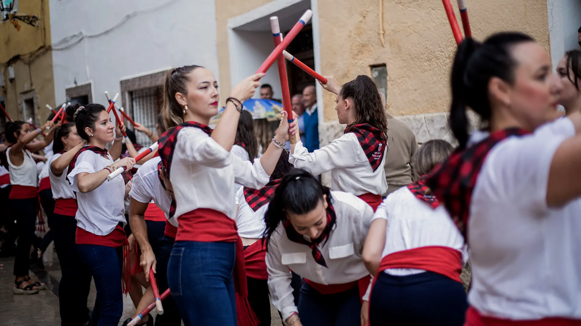 Longares vuelve a vibrar con el paloteo, su tradición más arraigada