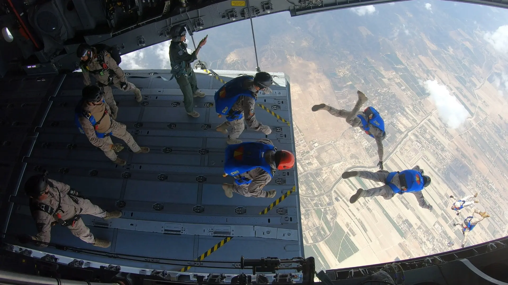 Salto masivo de 81 paracaidistas desde un avión A400M de la Base de Zaragoza