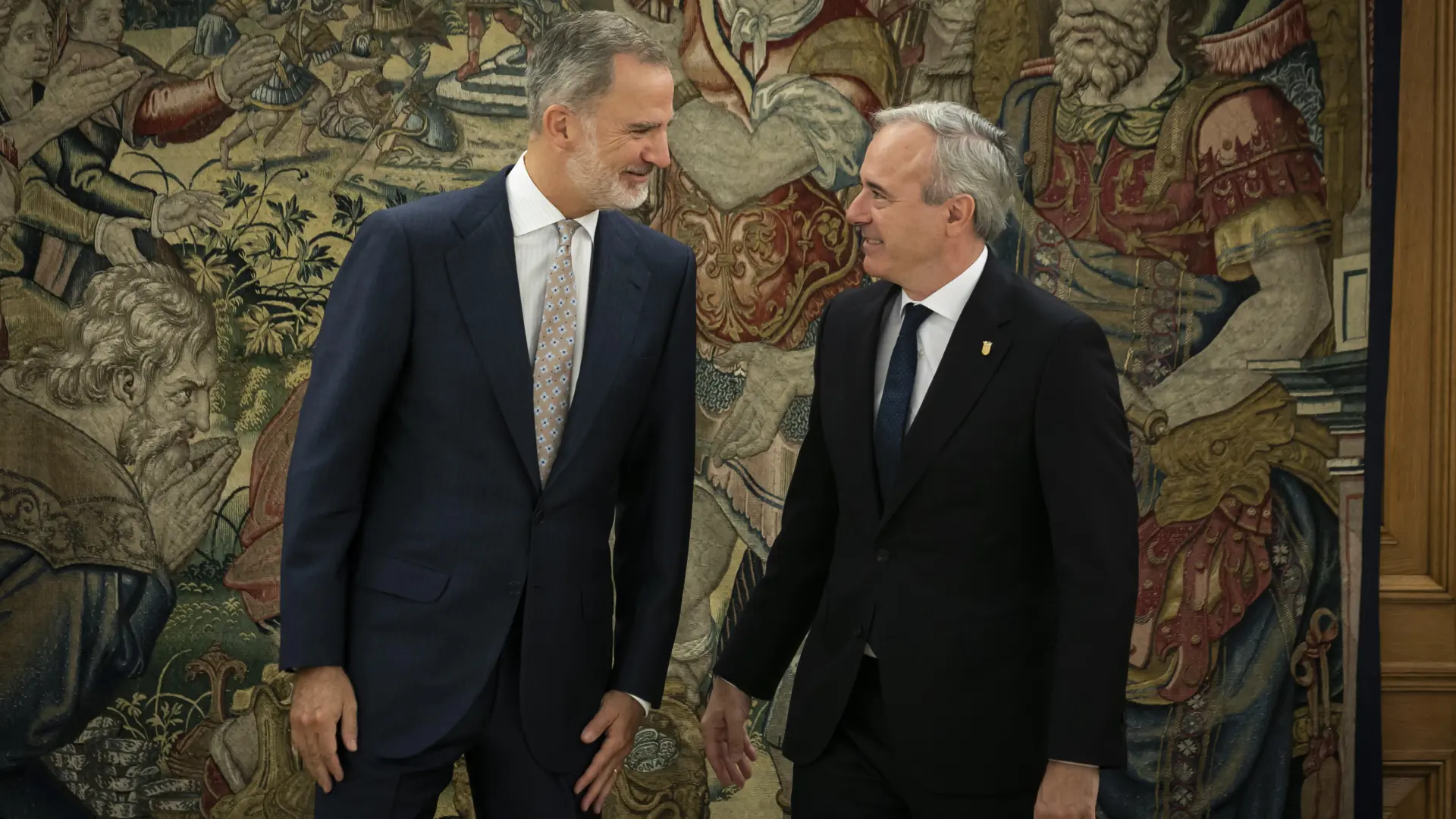 Felipe VI recibe a Azcón en la Zarzuela en su primera reunión como ...