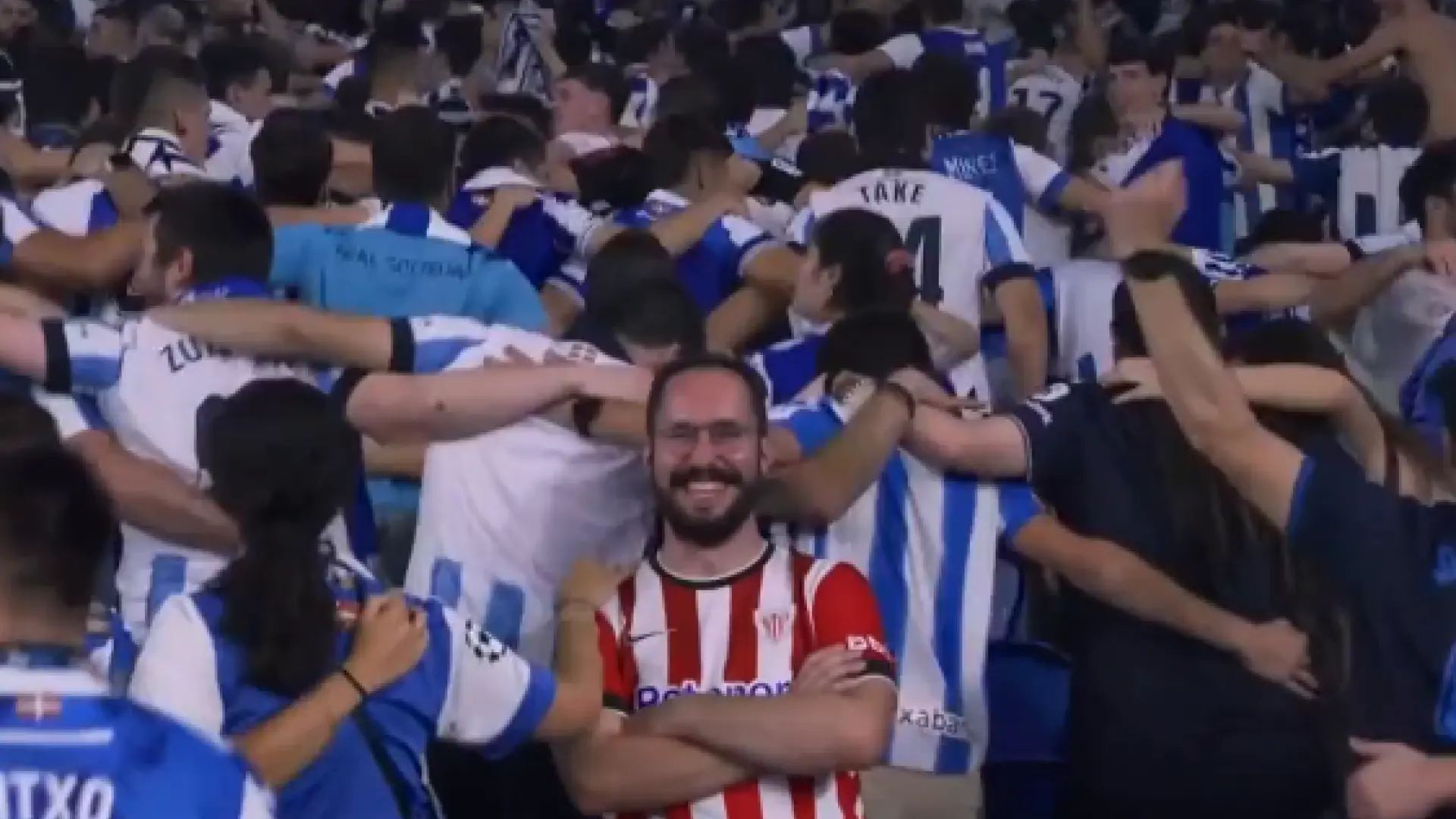 El aficionado sonriente del Athletic en medio de la fiesta de la Real ...