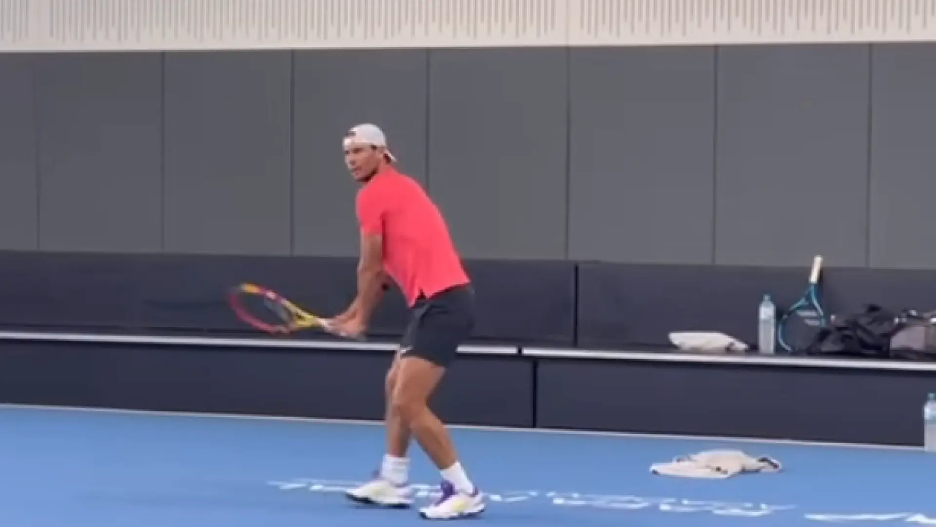 Rafa Nadal vuelve a dejarse ver sobre una pista