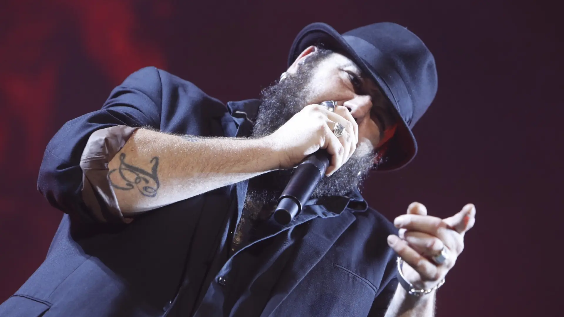 Marea pasa su rodillo de rock en un pabellón Príncipe Felipe lleno ...