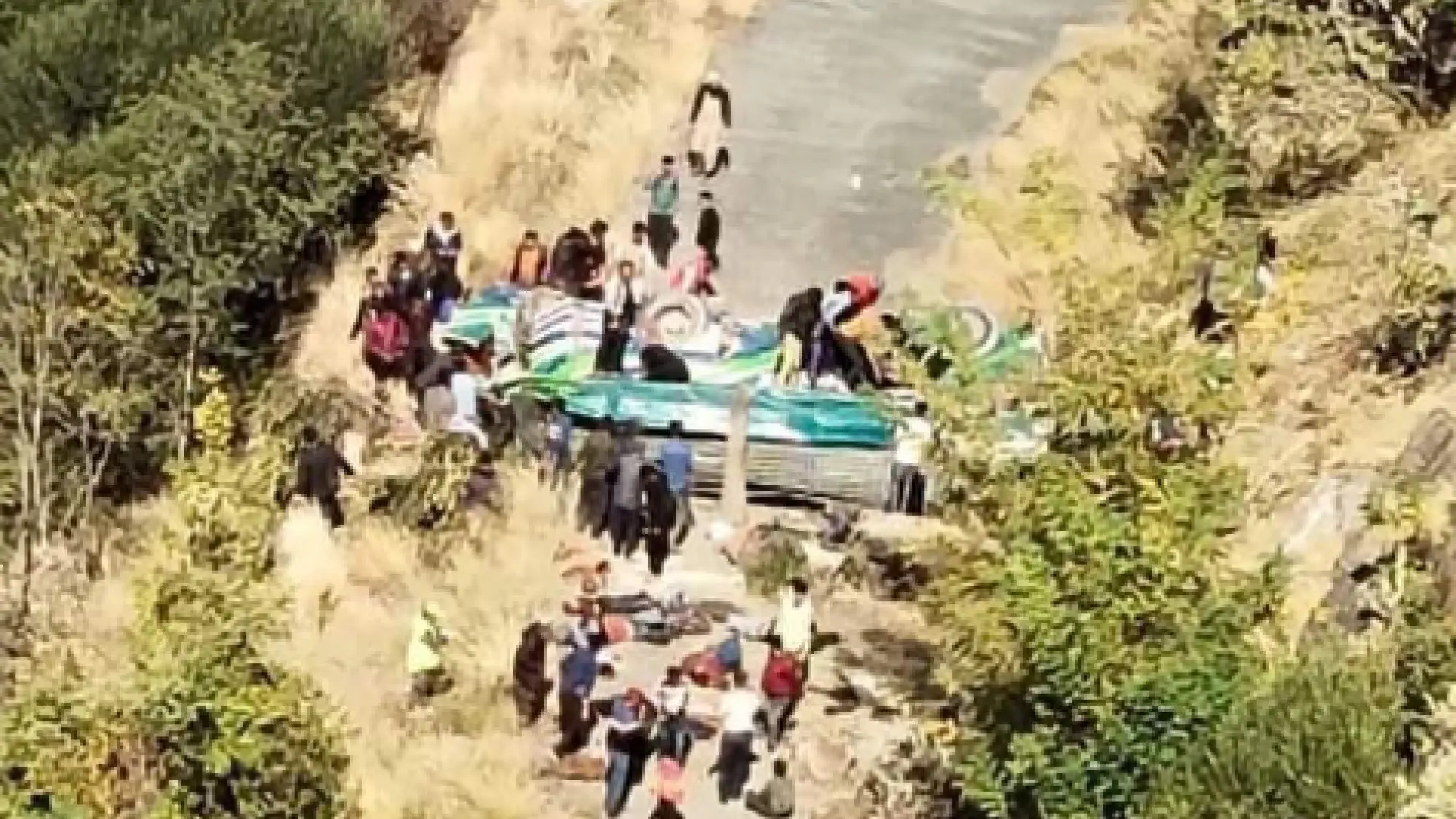 Al Menos 36 Muertos Y 19 Heridos Tras Caer Un Autobús En Un Barranco En