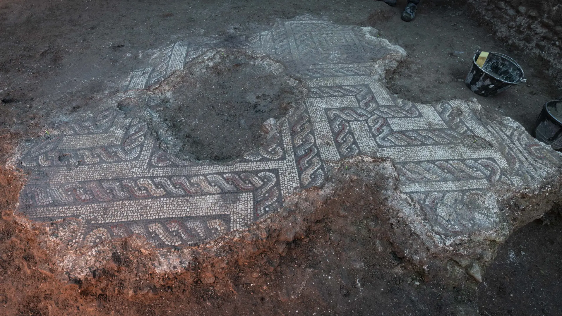 Una cruz gamada en el corazón de Zaragoza
