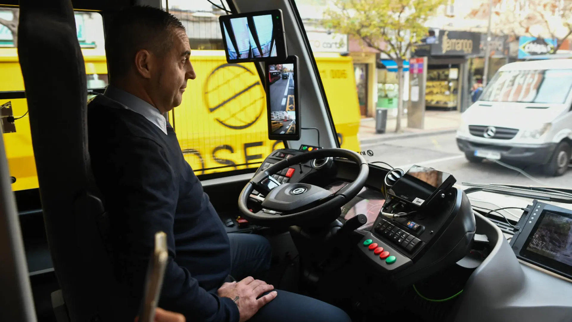 Así es el bus autónomo que se prueba en Zaragoza: un volante que gira ...