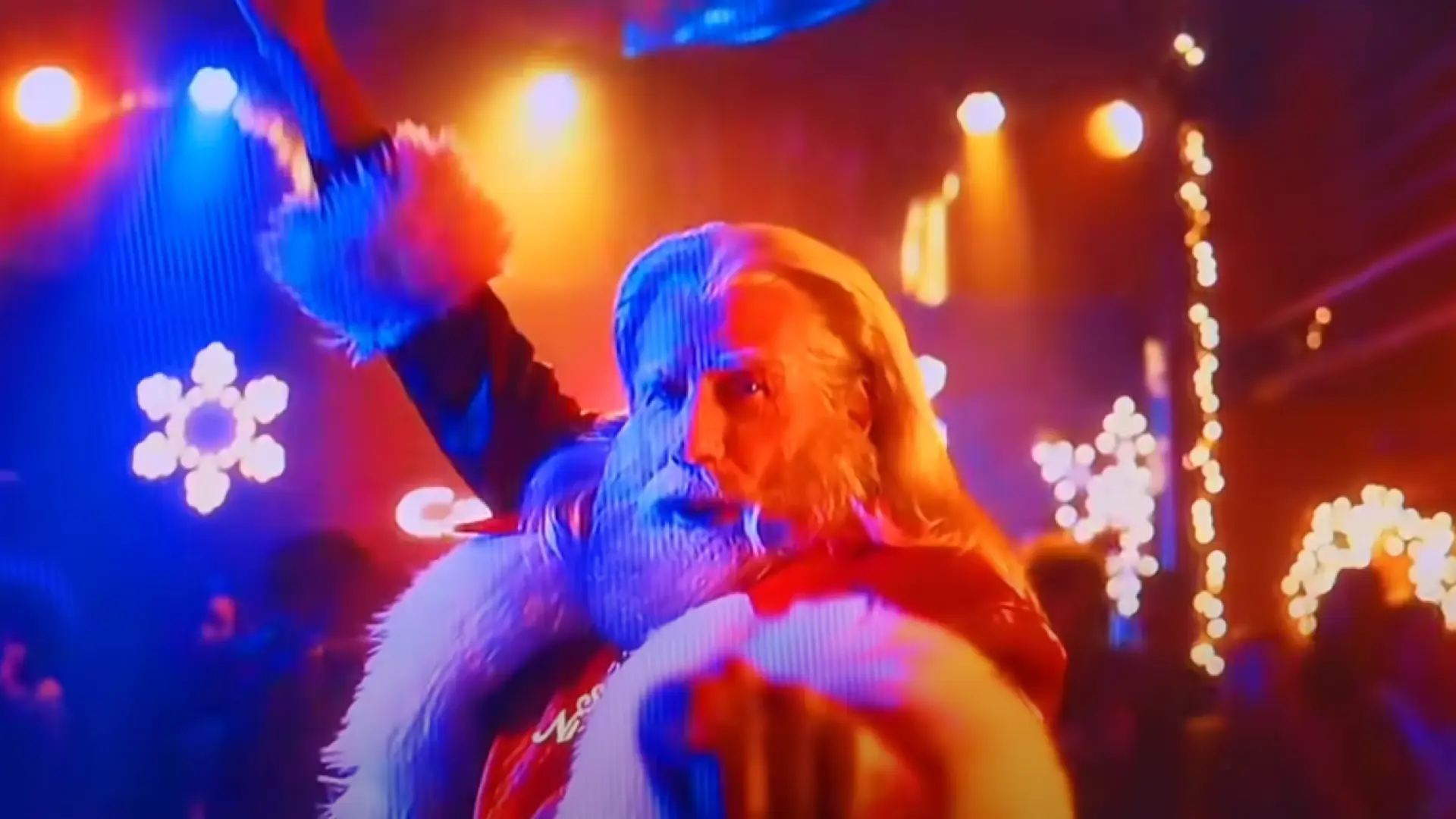 John Travolta se convierte en un extravagante Papá Noel