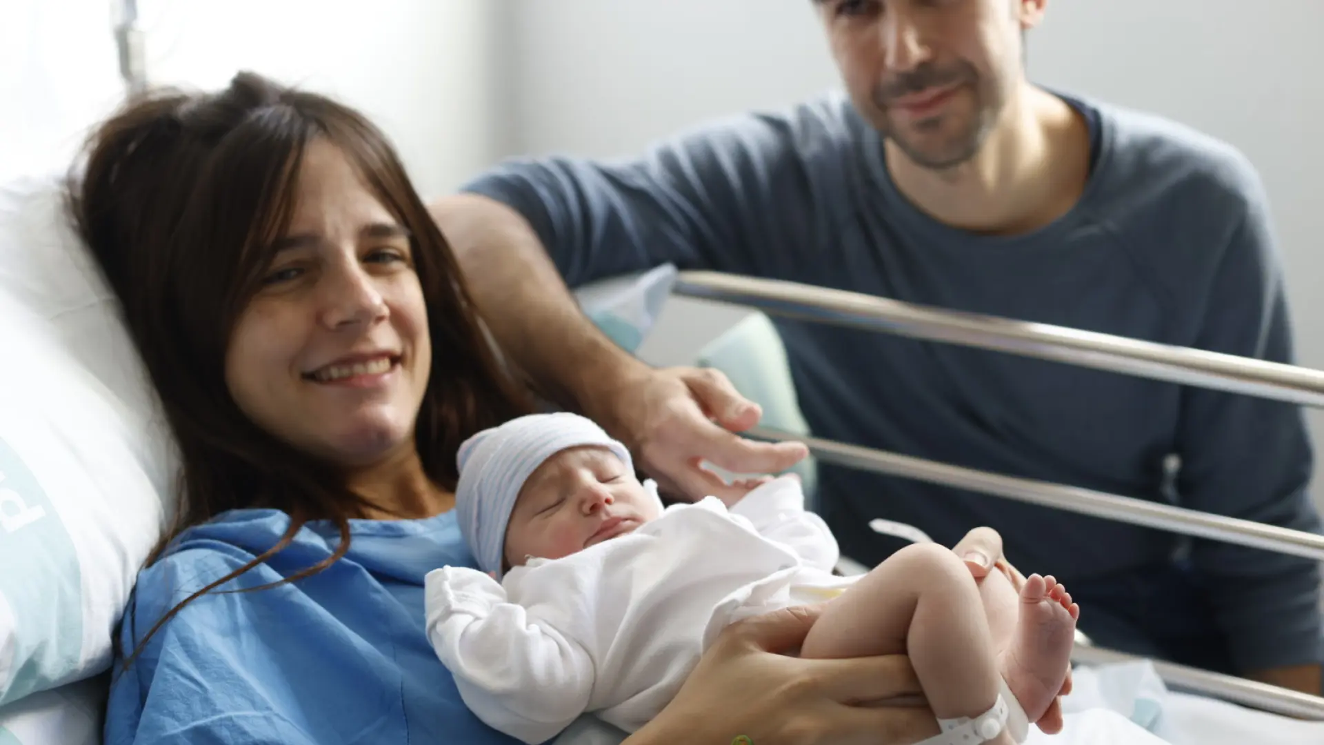 Fotos del primer aragonés de 2024: María Teresa Navarro y Carlos Escolano con su hija Vera ...