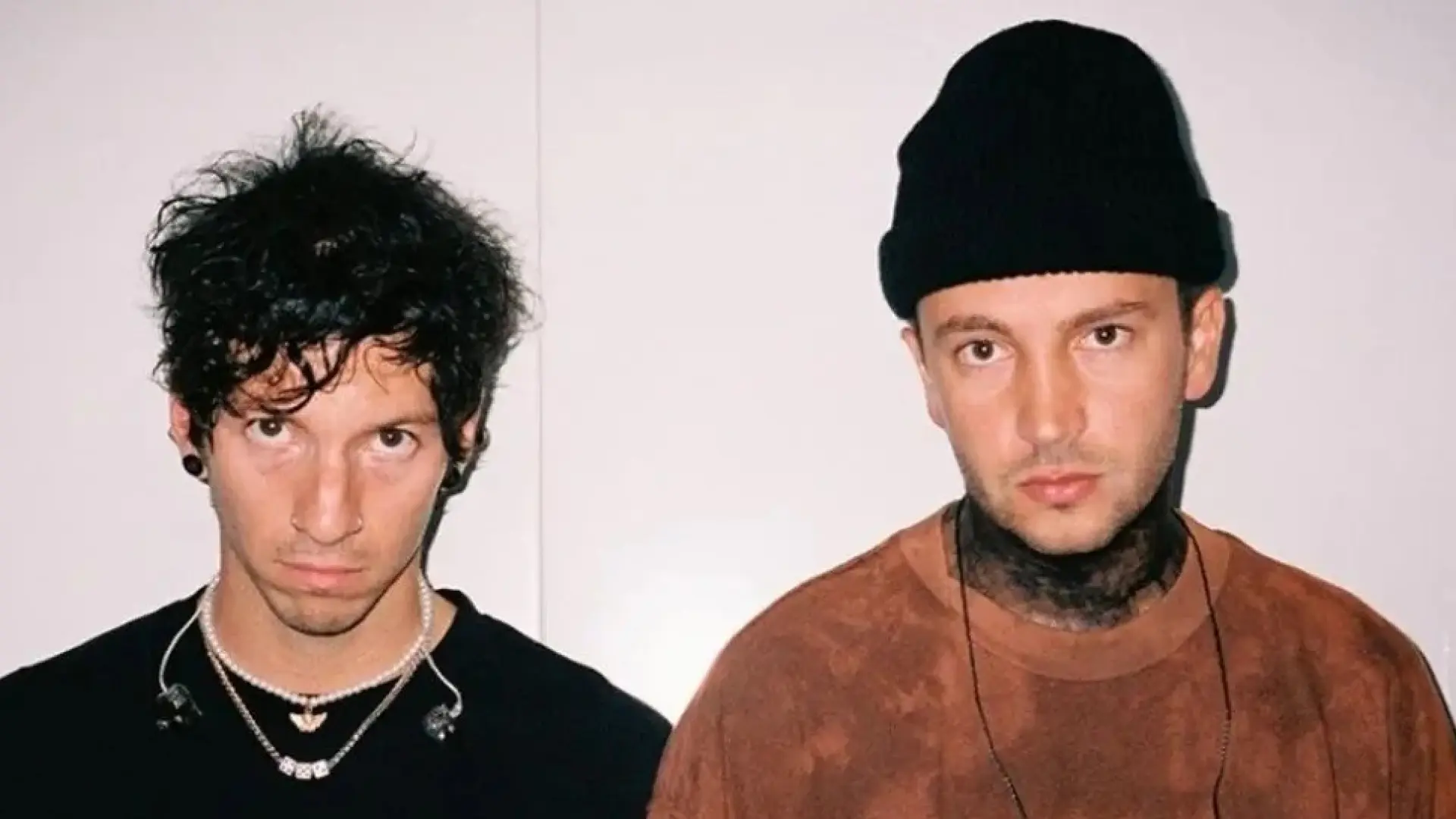 Twenty One Pilots coloca cintas rojas en las portadas de sus discos ...