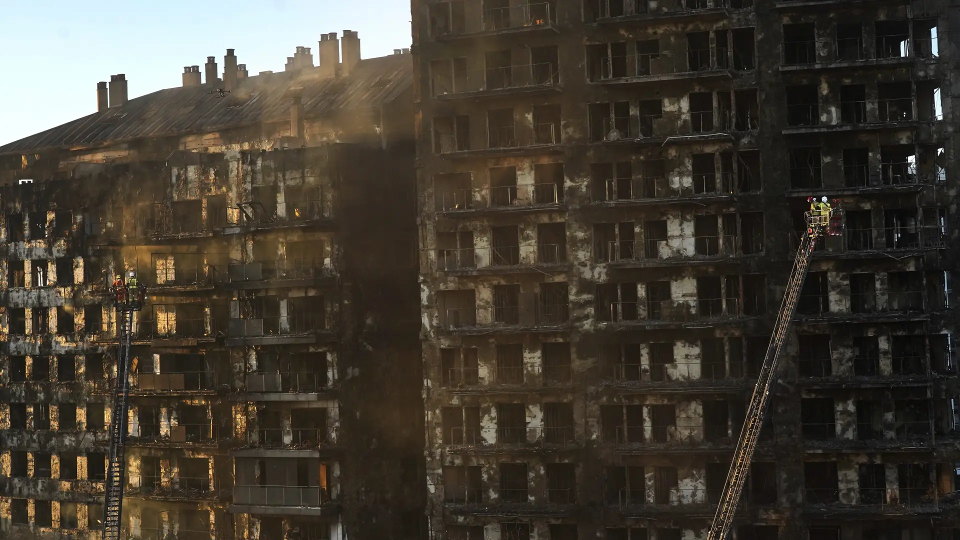 La fachada ventilada del edificio incendiado en Valencia cumplía con la ...