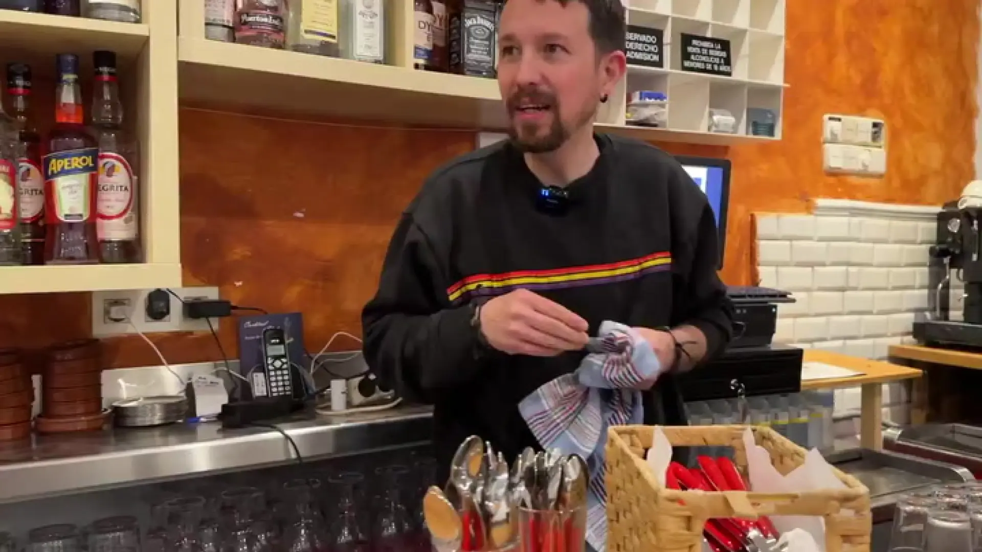 Pablo Iglesias seca la vajilla de su nueva taberna en el día previo a la inauguración: "Aquí ...
