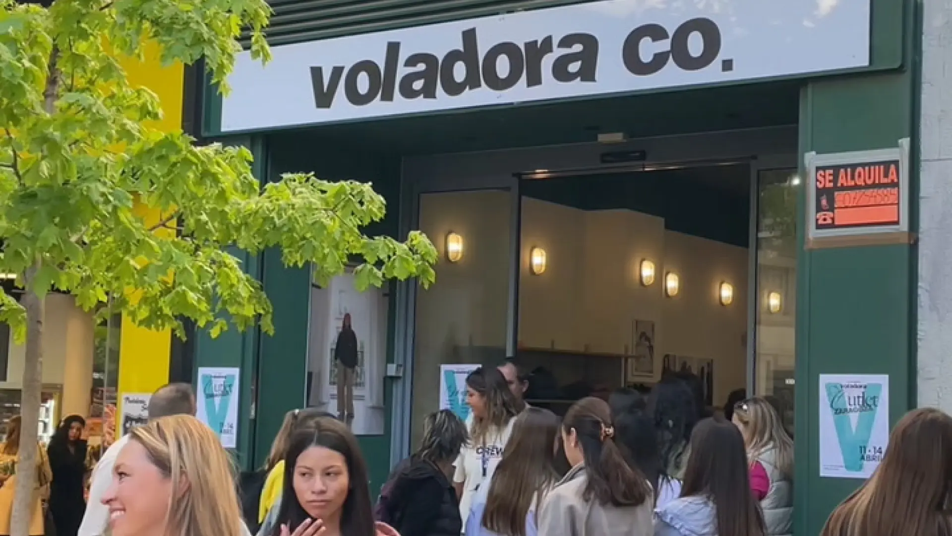 Filas en la tienda 'pop up' de Voladora en el centro de Zaragoza