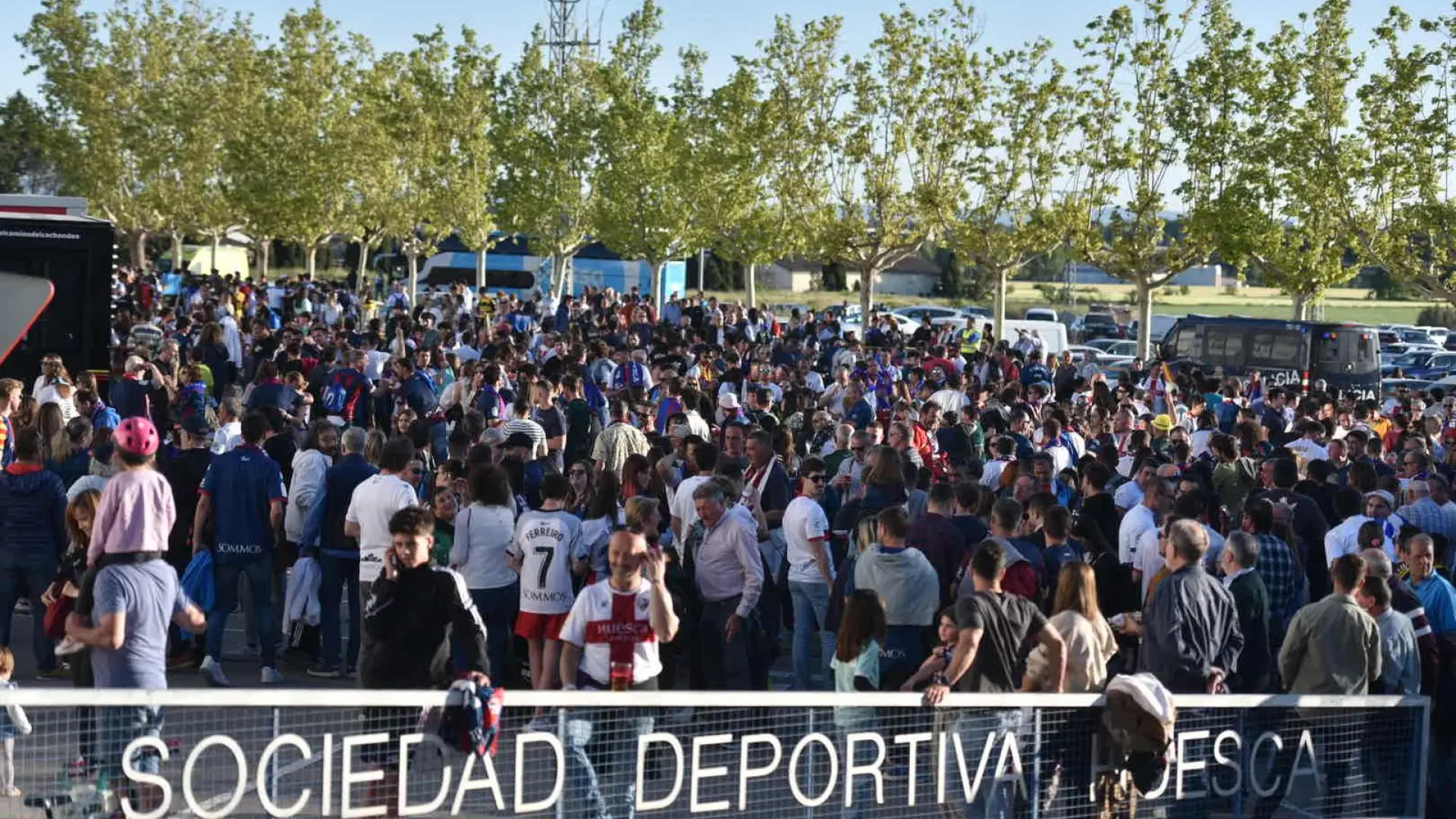 Atmósfera caliente en la llegada de la SD Huesca y del Real Zaragoza a ...
