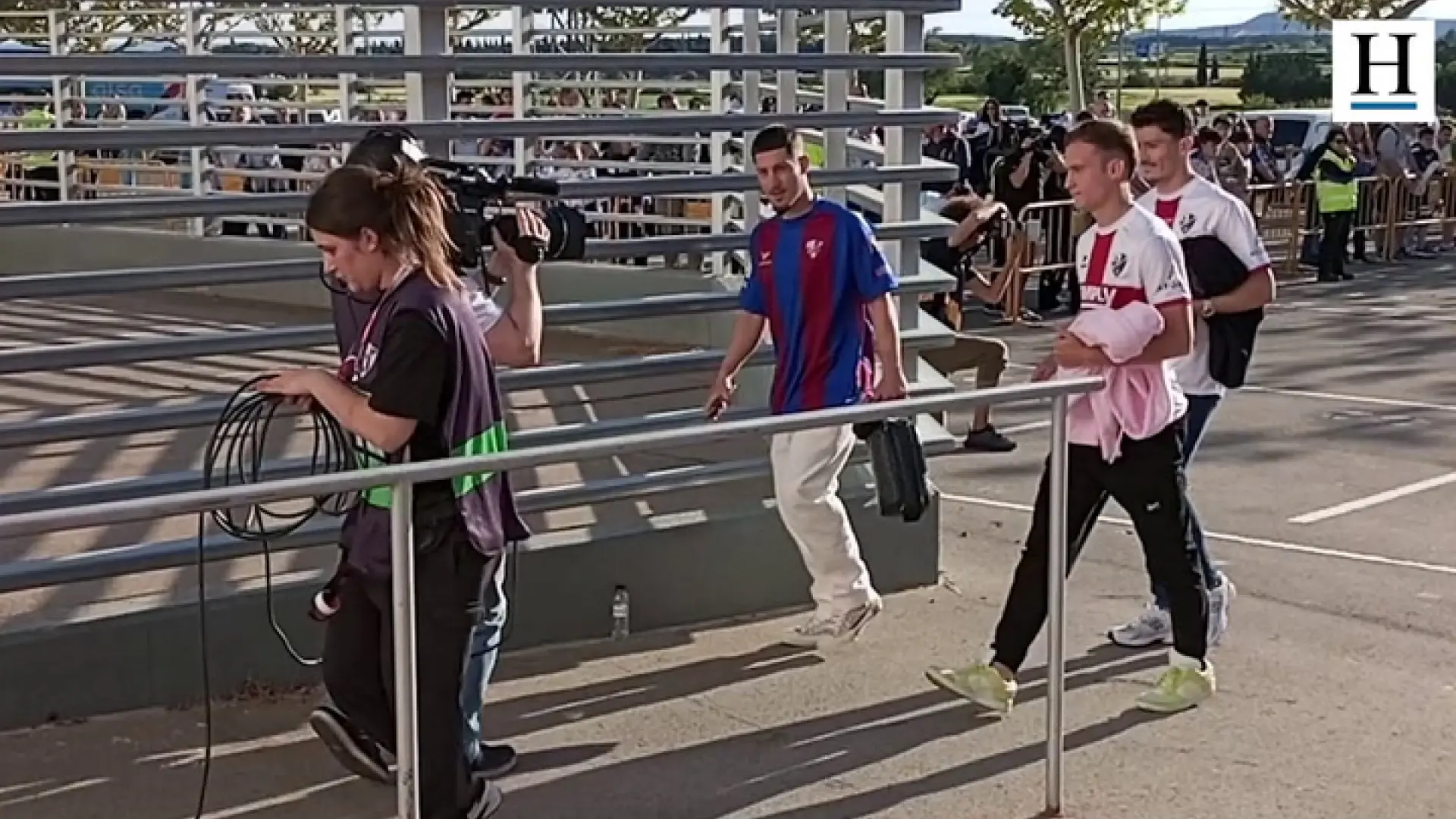 VIDEO: Llegada de los jugadores de la SD Huesca y el Real Zaragoza al ...