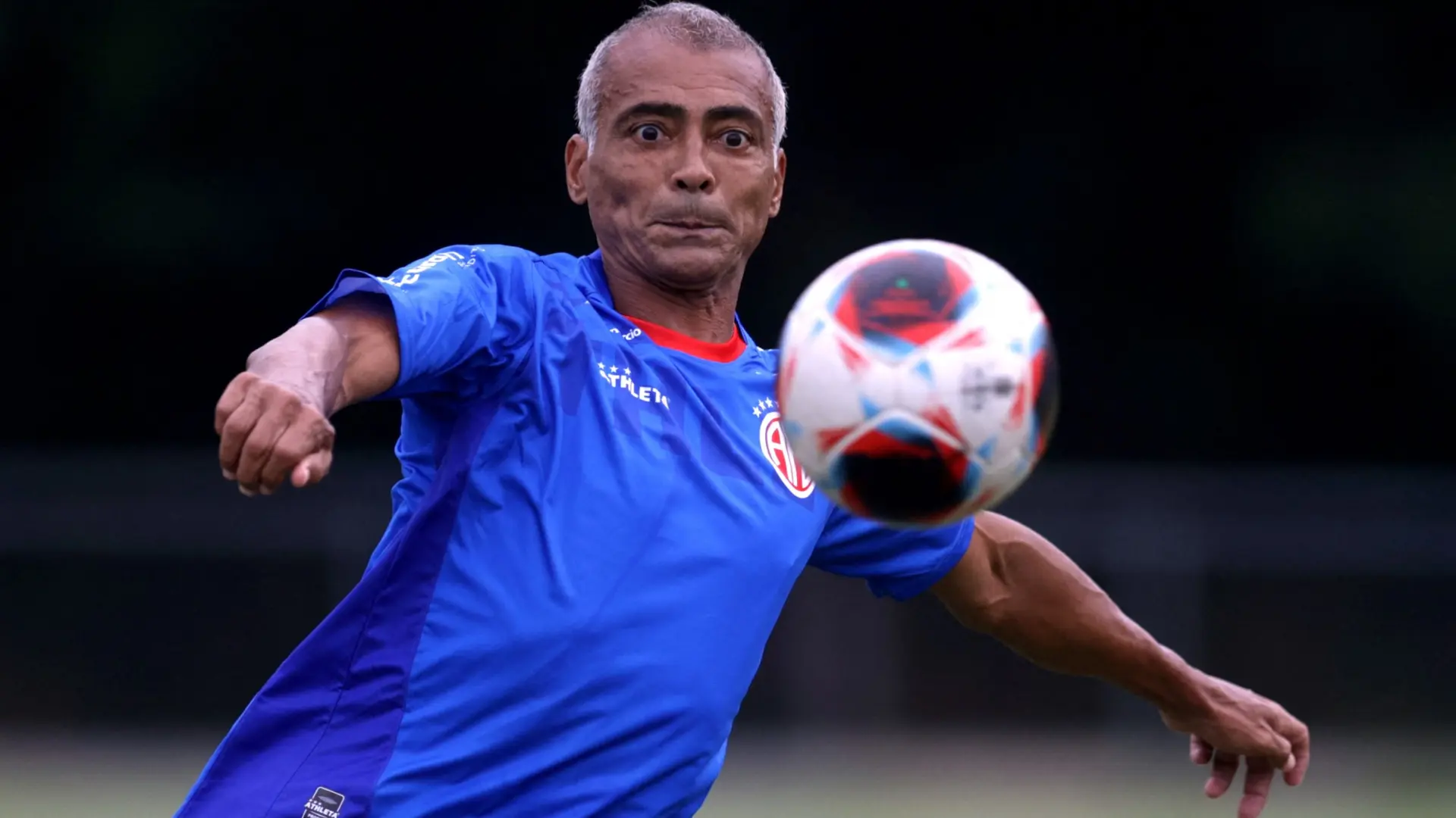 Romário de Souza vuelve a entrenar de manera profesional a los 58 años ...