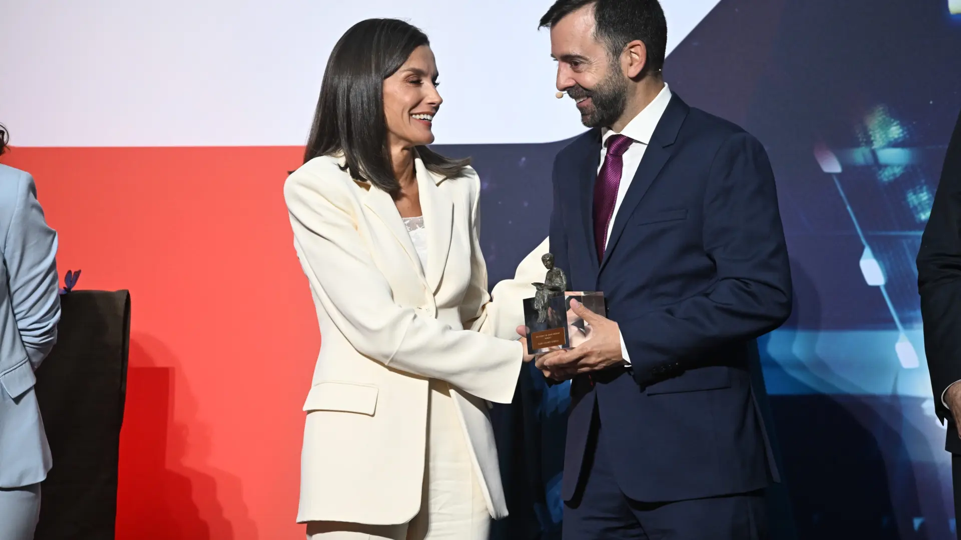 La Reina entrega a David Lozano el premio Gran Angular y destaca el ...