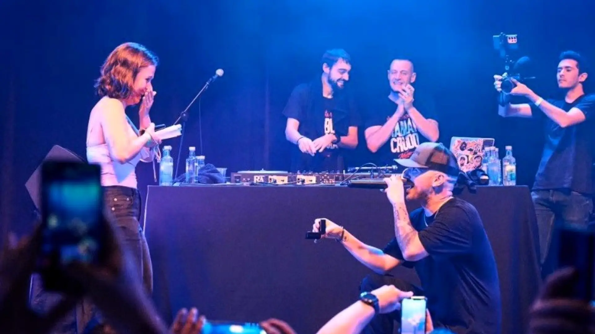 El rapero zaragozano El Momo le pide matrimonio a su novia en mitad de ...