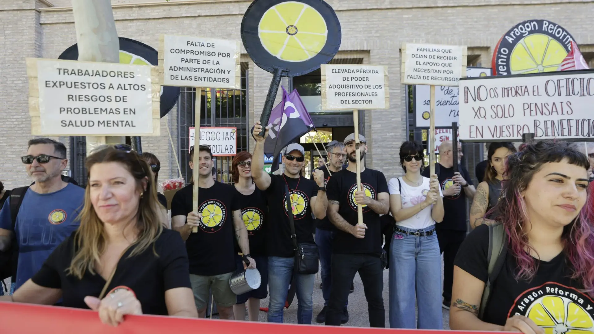 Los trabajadores de los centros de menores de Aragón protestan en la ...