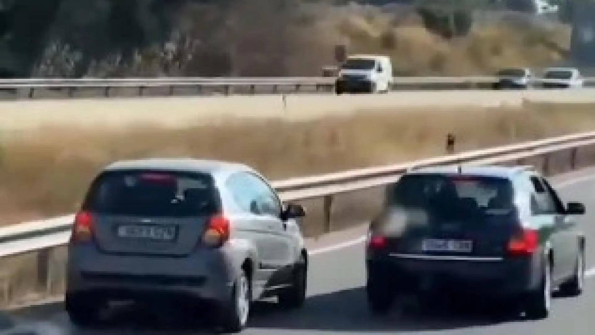 Peligrosa conducción en la autopista: cierra el paso a un coche para ...