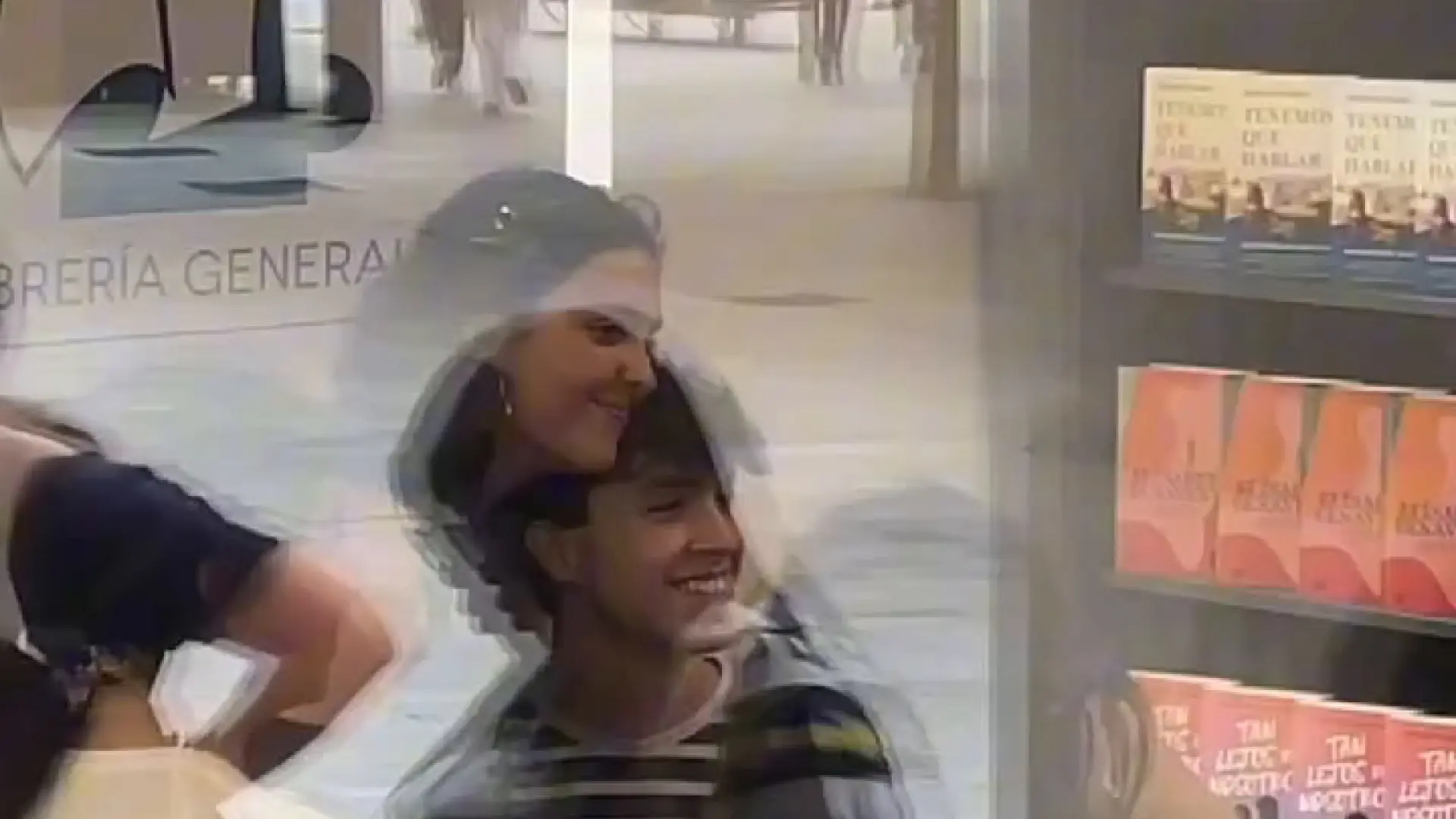 Iker Unzu causa gran expectación ante la Librería General de Zaragoza