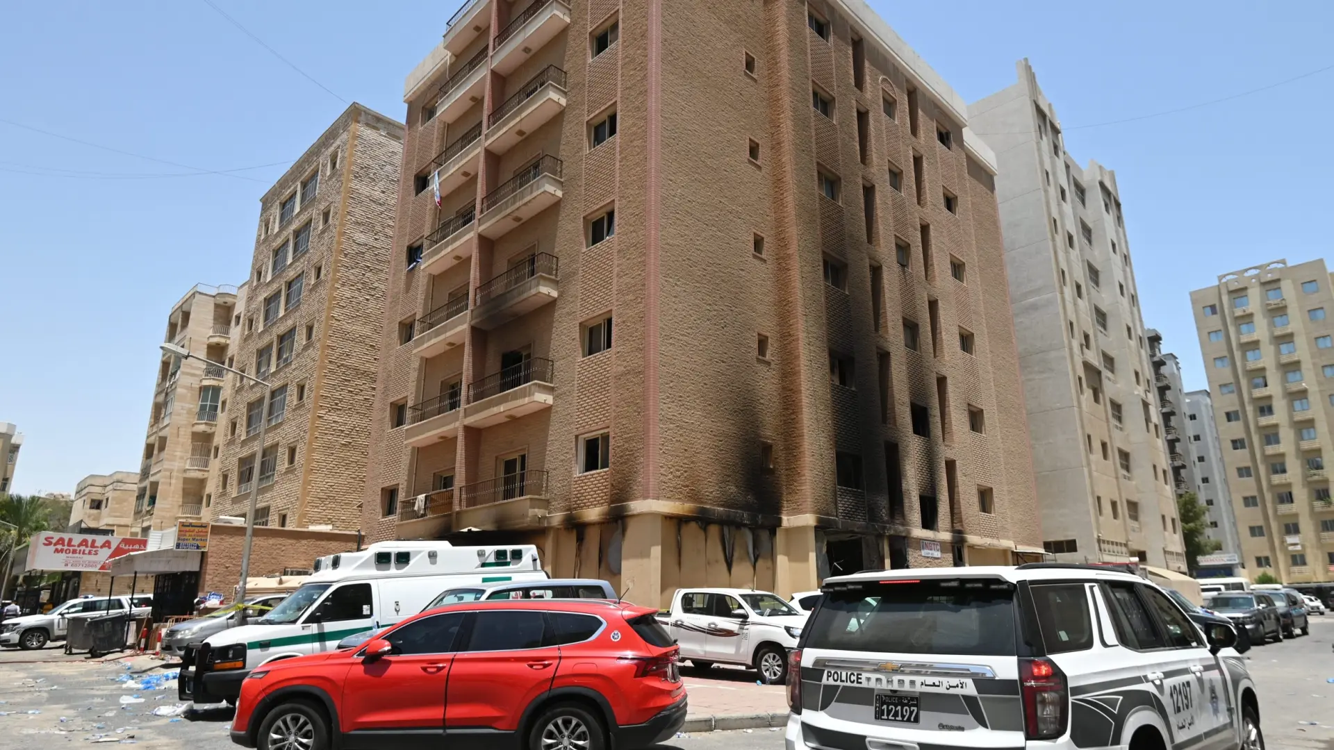 Aumentan a 49 los muertos en el incendio de un edificio en el sur de Kuwait