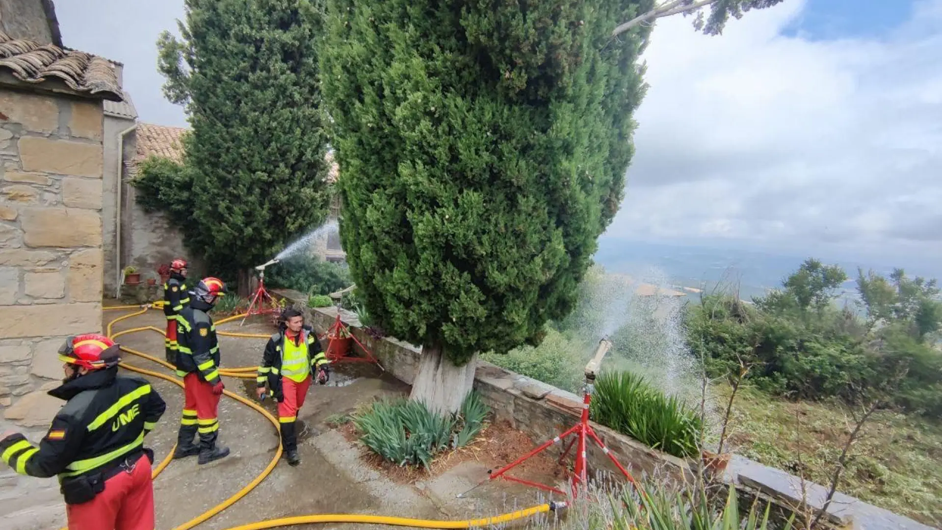 Objetivo, salvar Panillo: la UME se entrena contra el fuego
