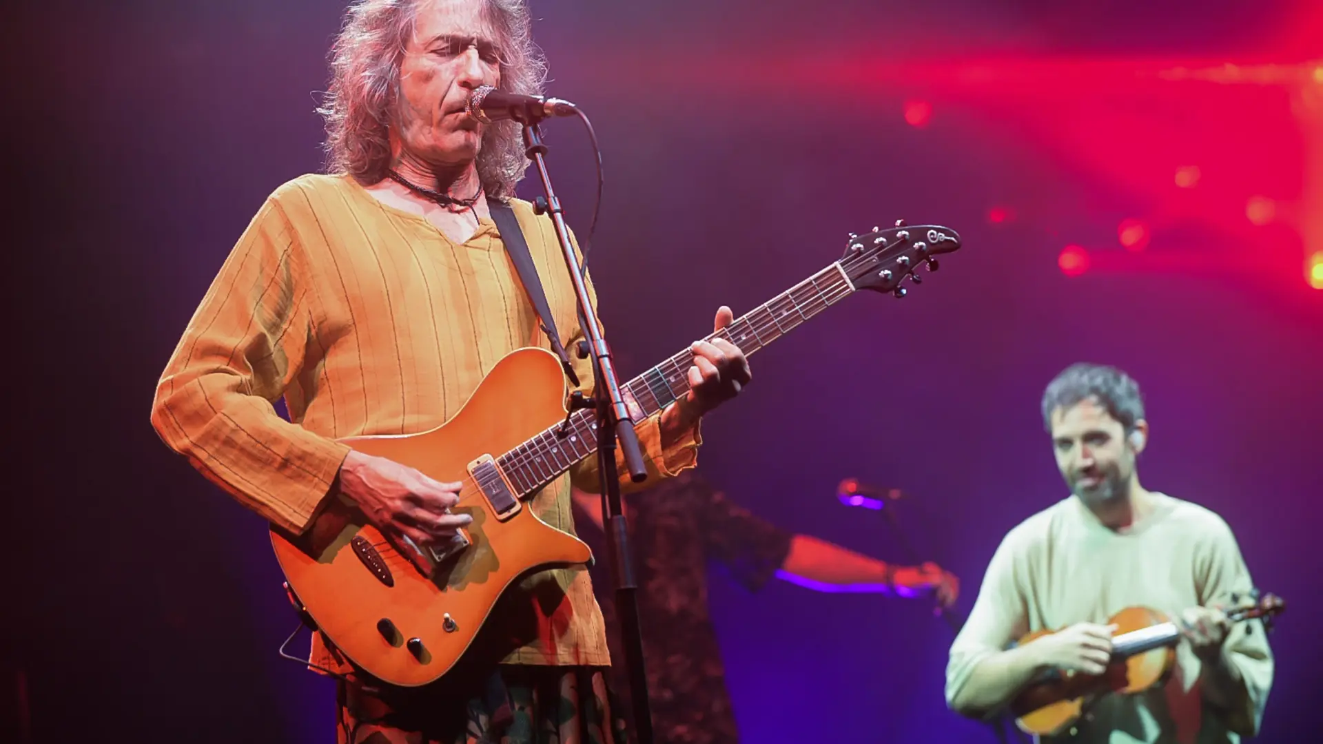 Robe Iniesta hechiza en Zaragoza a sus fans con su canto a la vida, al ...