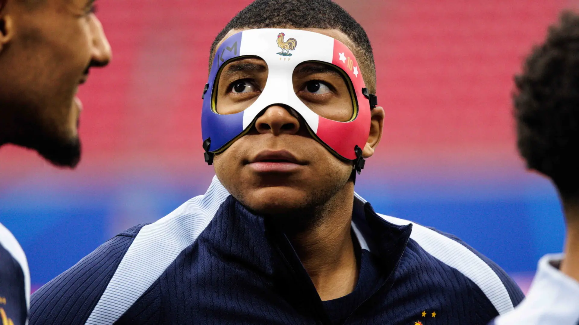 La máscara de Mbappé: el '10', la bandera de Francia, dos estrellas...