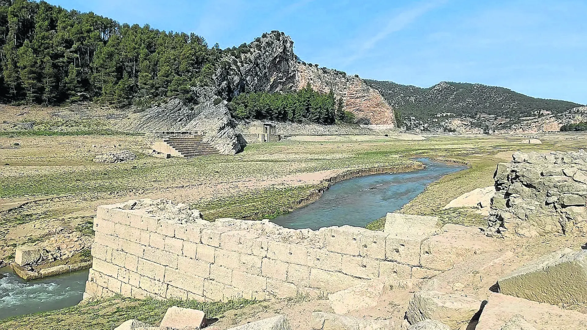 El descenso histórico por la sequía del nivel del embalse de Calanda ...