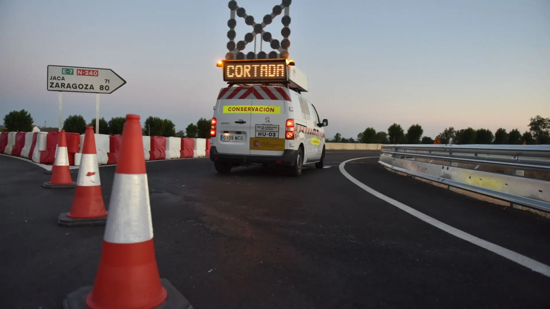 El vuelco de un camión de cerdos complica el tráfico en la variante norte de Huesca