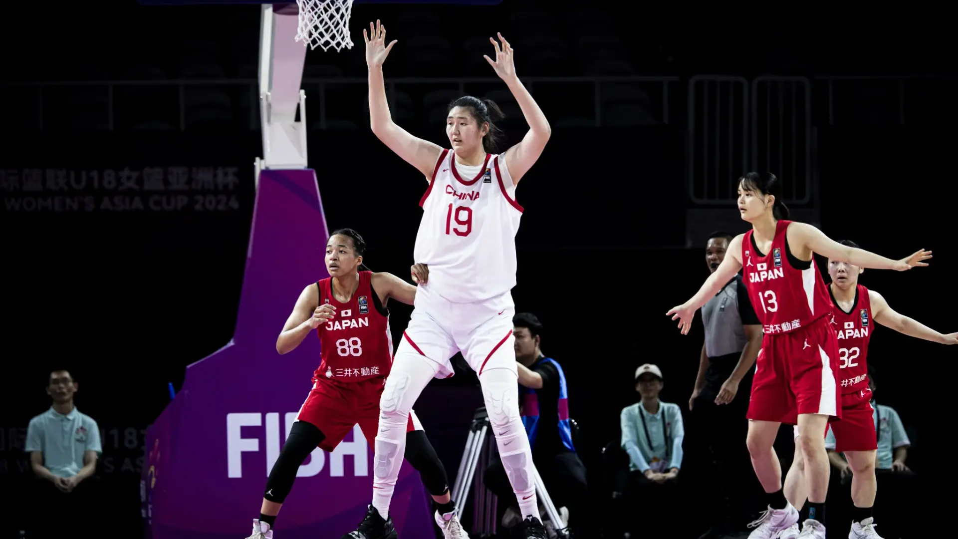 ¿Quién es Zhang Ziyu, la pívot de 17 años y 2.20 de altura que asombra ...