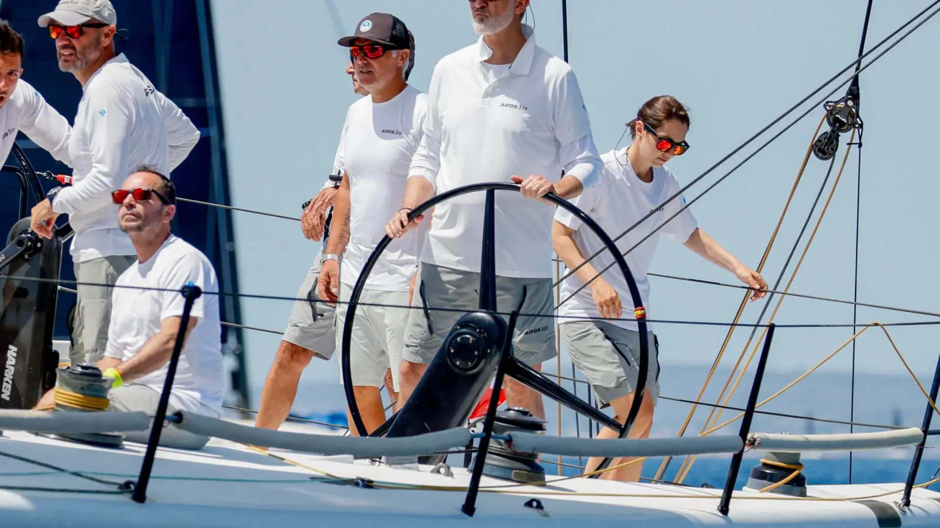 Felipe VI participa con el 'Aifos' en la primera regata de la Copa del ...