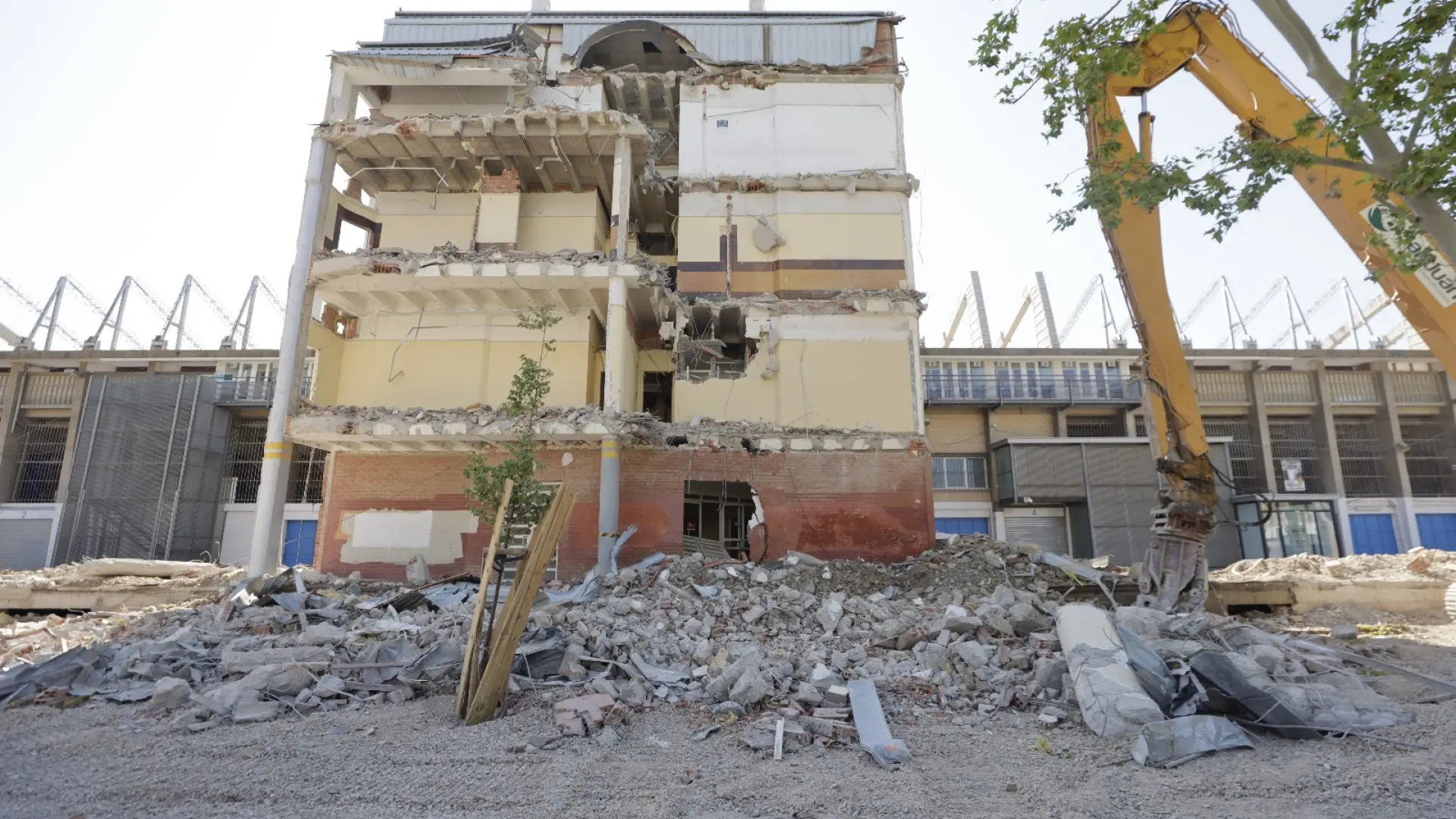 Los derribos del edificio de Gerencia de La Romareda, a punto de concluir