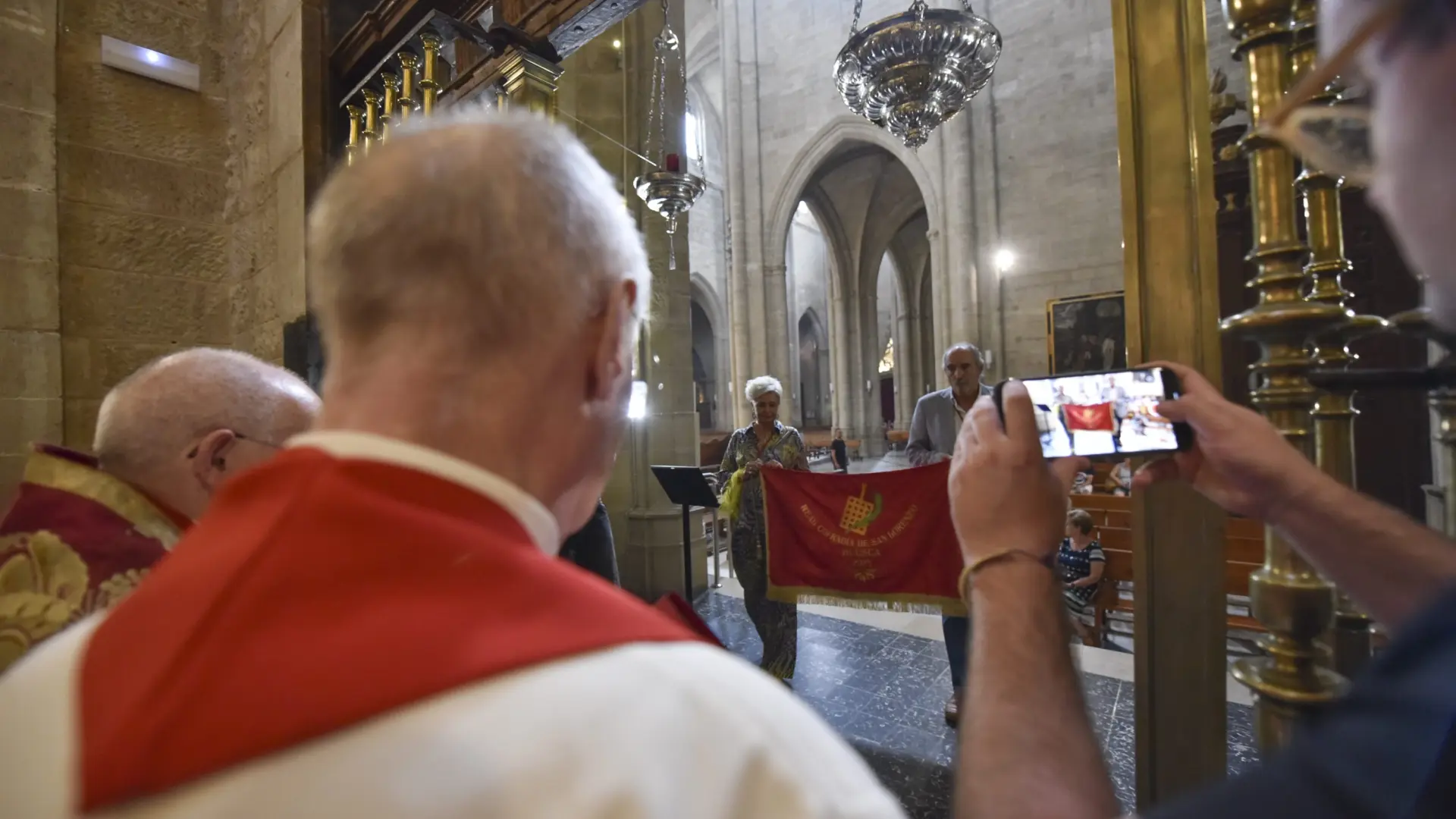 Fotos del nuevo manto del Santo Cristo de los Milagros en Huesca | Imágenes