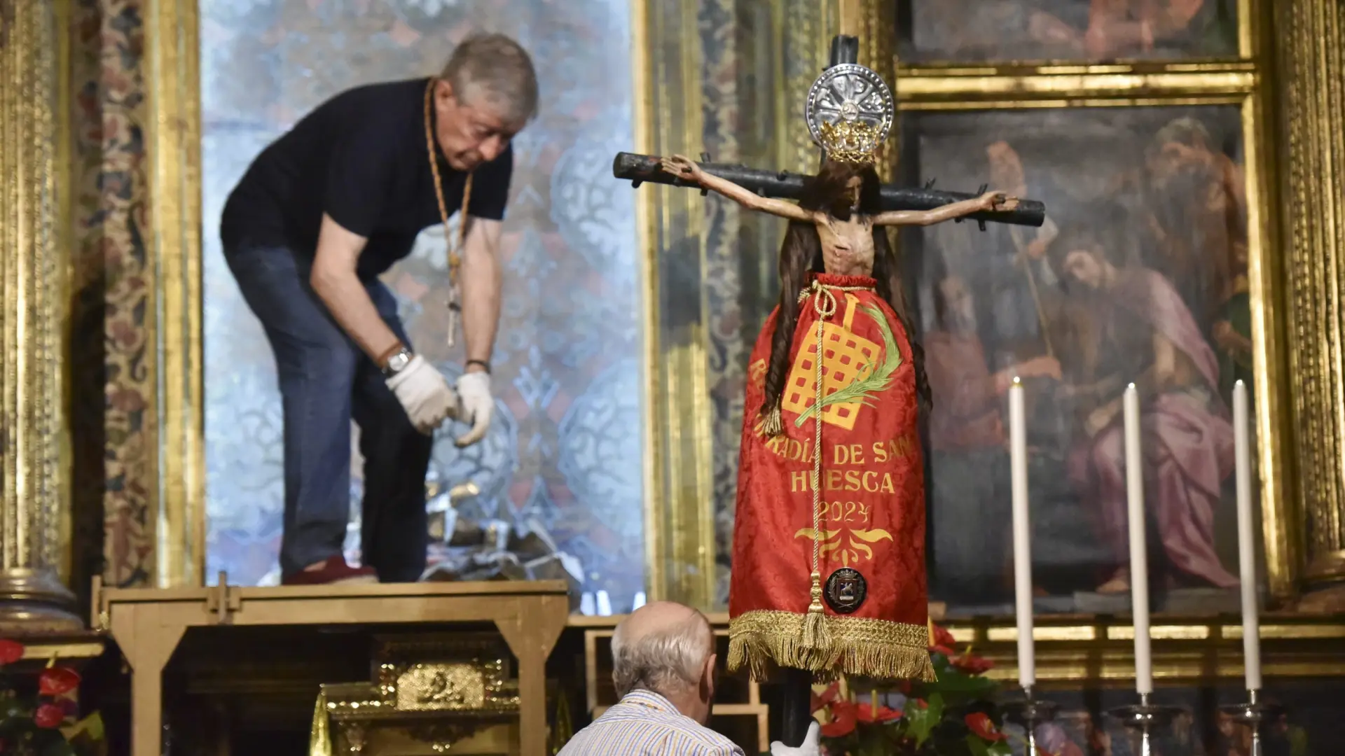 La Cofradía de San Lorenzo dona un manto al Santo Cristo de los ...