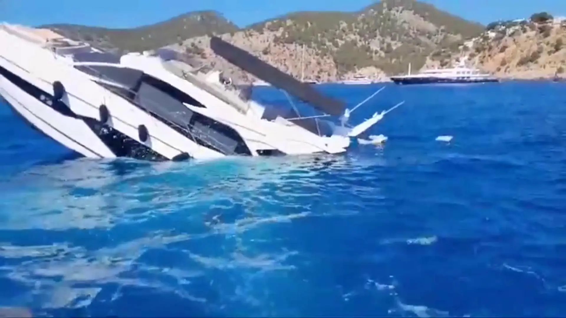 Rescatadas cinco personas tras hundirse un barco de recreo en aguas de Mallorca