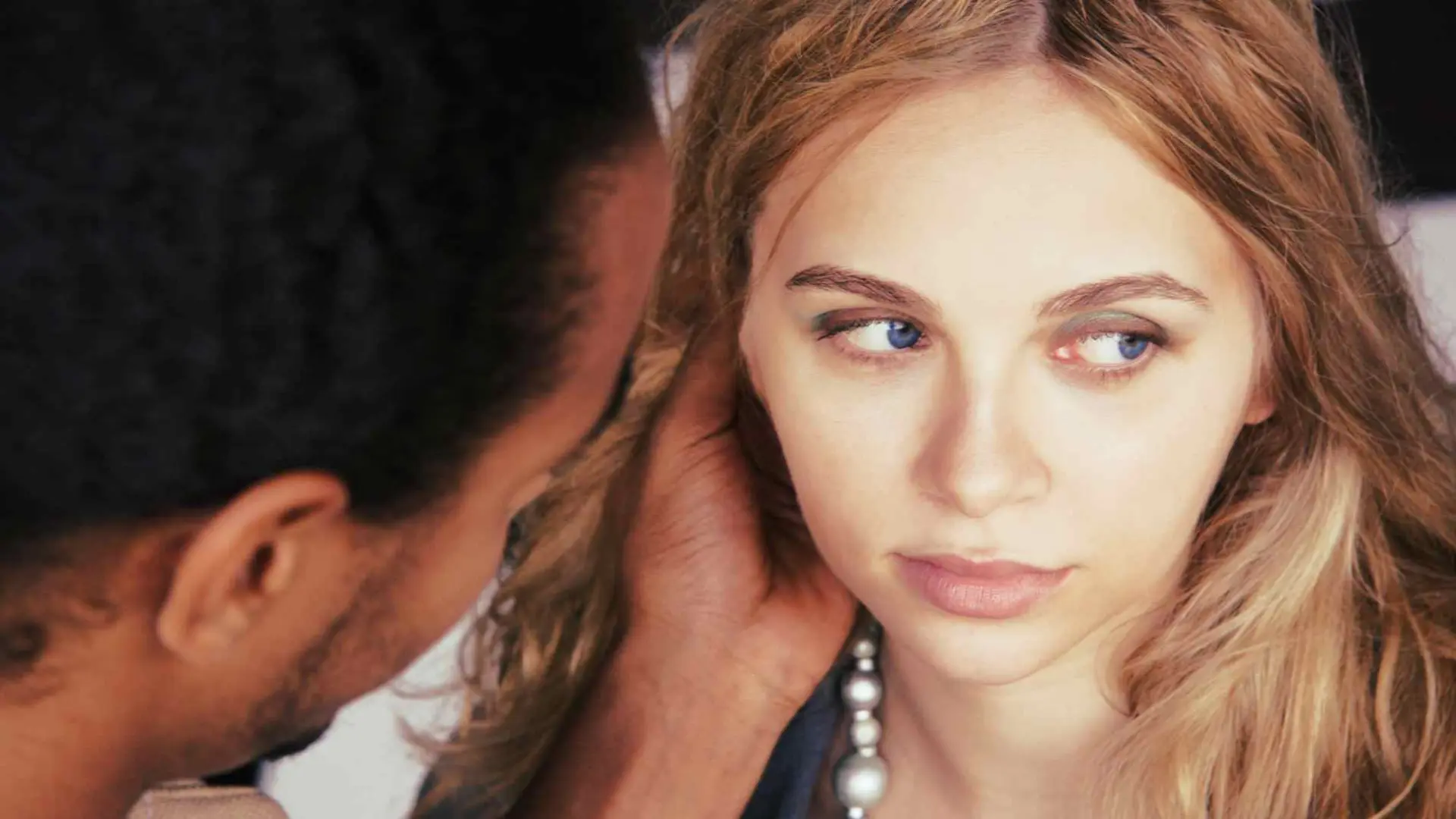 Qué significa que una persona desvíe la mirada al hablar, según la psicología