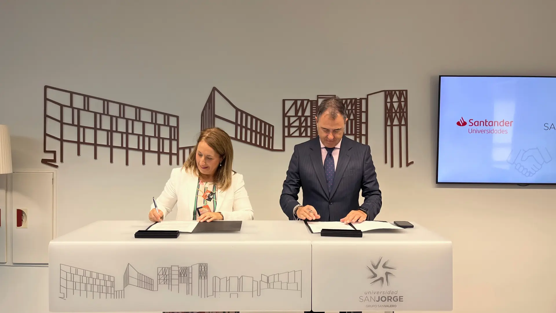 La Universidad San Jorge y Banco Santander ofrecerán más de 40 becas ...