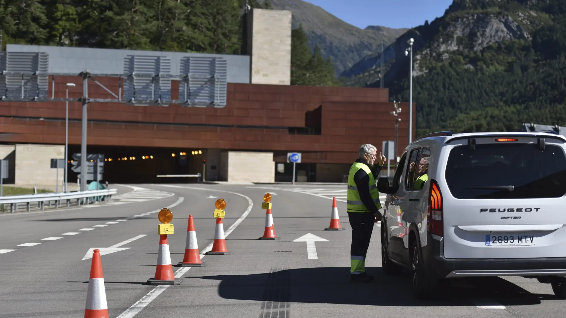 La factura del Somport para los camioneros aragoneses: 100.000 € al día ...