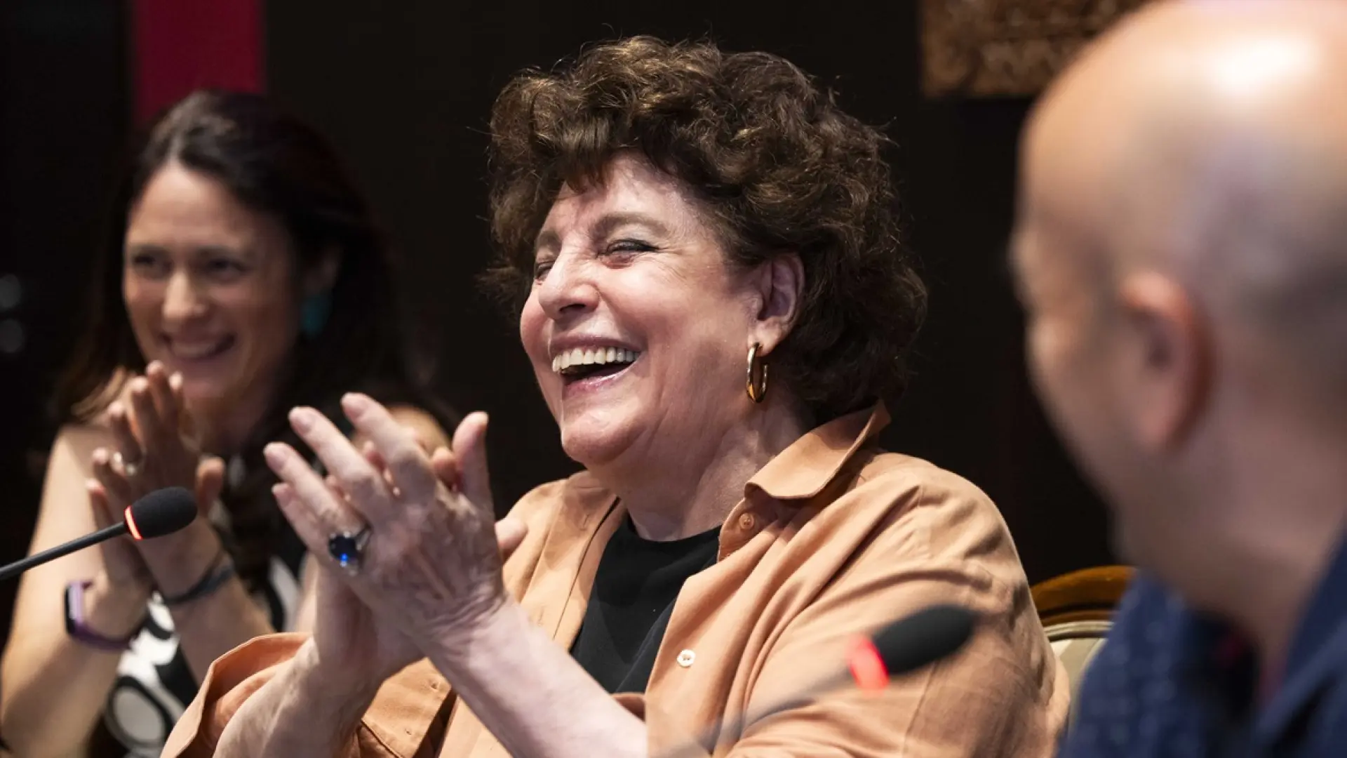 La actriz Charo López enamora a los zaragozanos con su historia vital