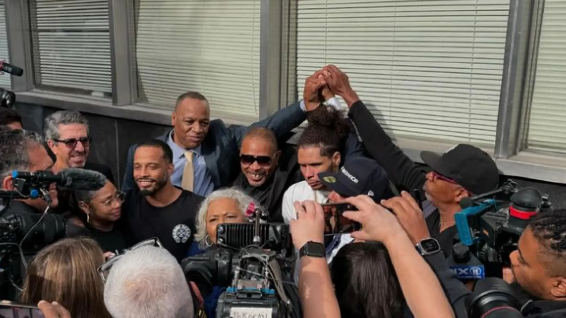 El actor JJ Velázquez ve revocada su condena por asesinato tras 23 años ...