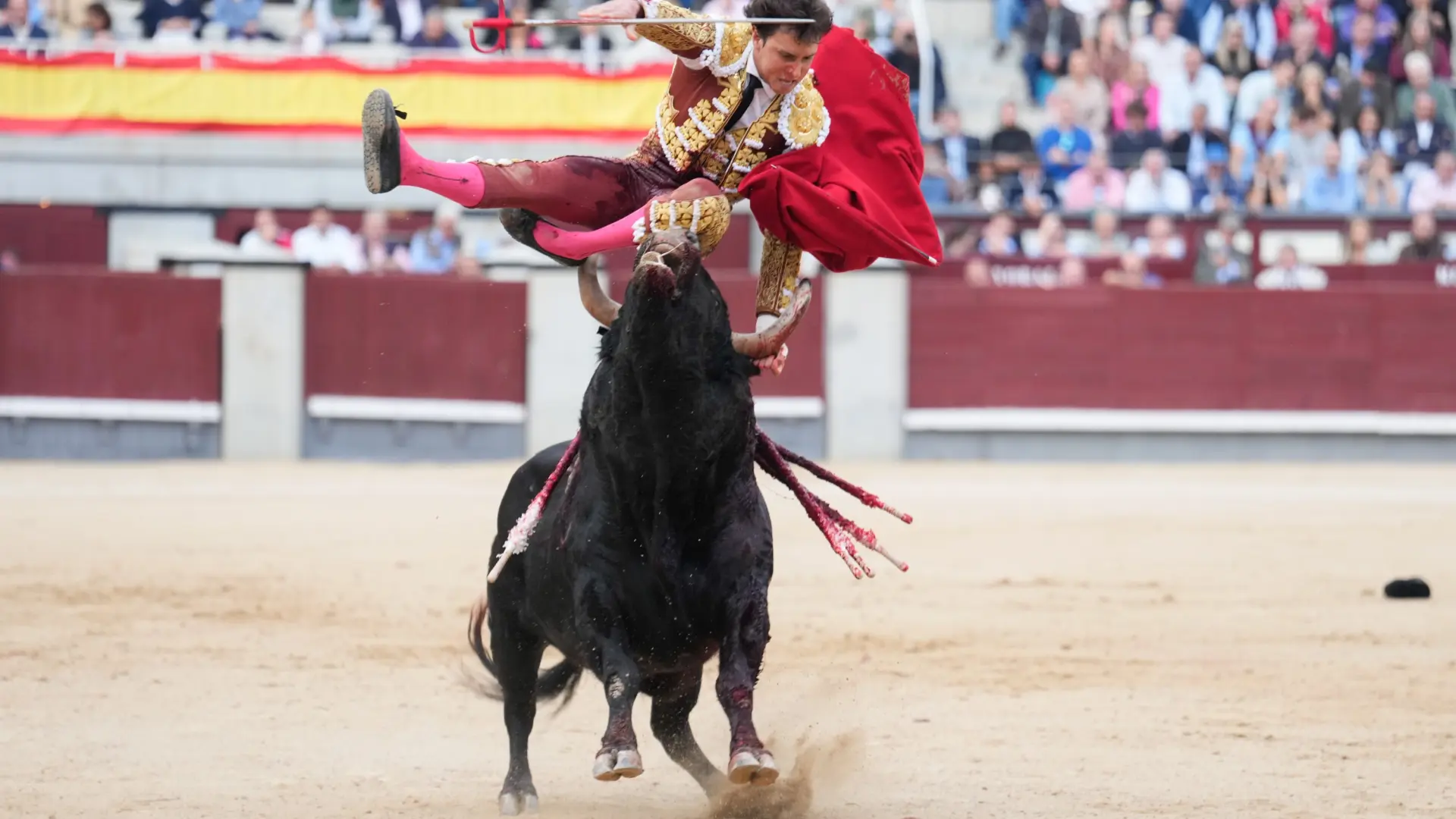 Espeluznante cornada al torero Roca Rey en Las Ventas