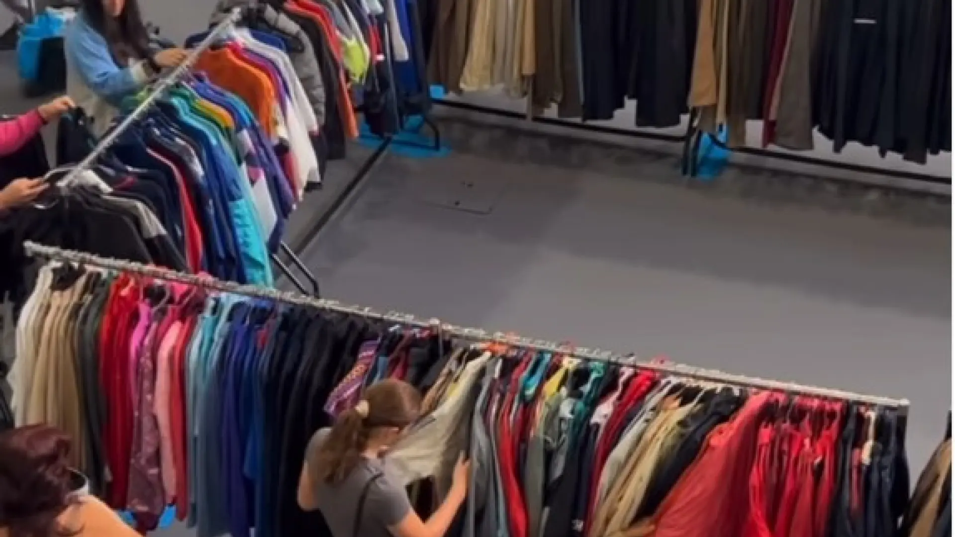 Abre un macromercadillo de ropa de marca al kilo en Zaragoza: horarios ...