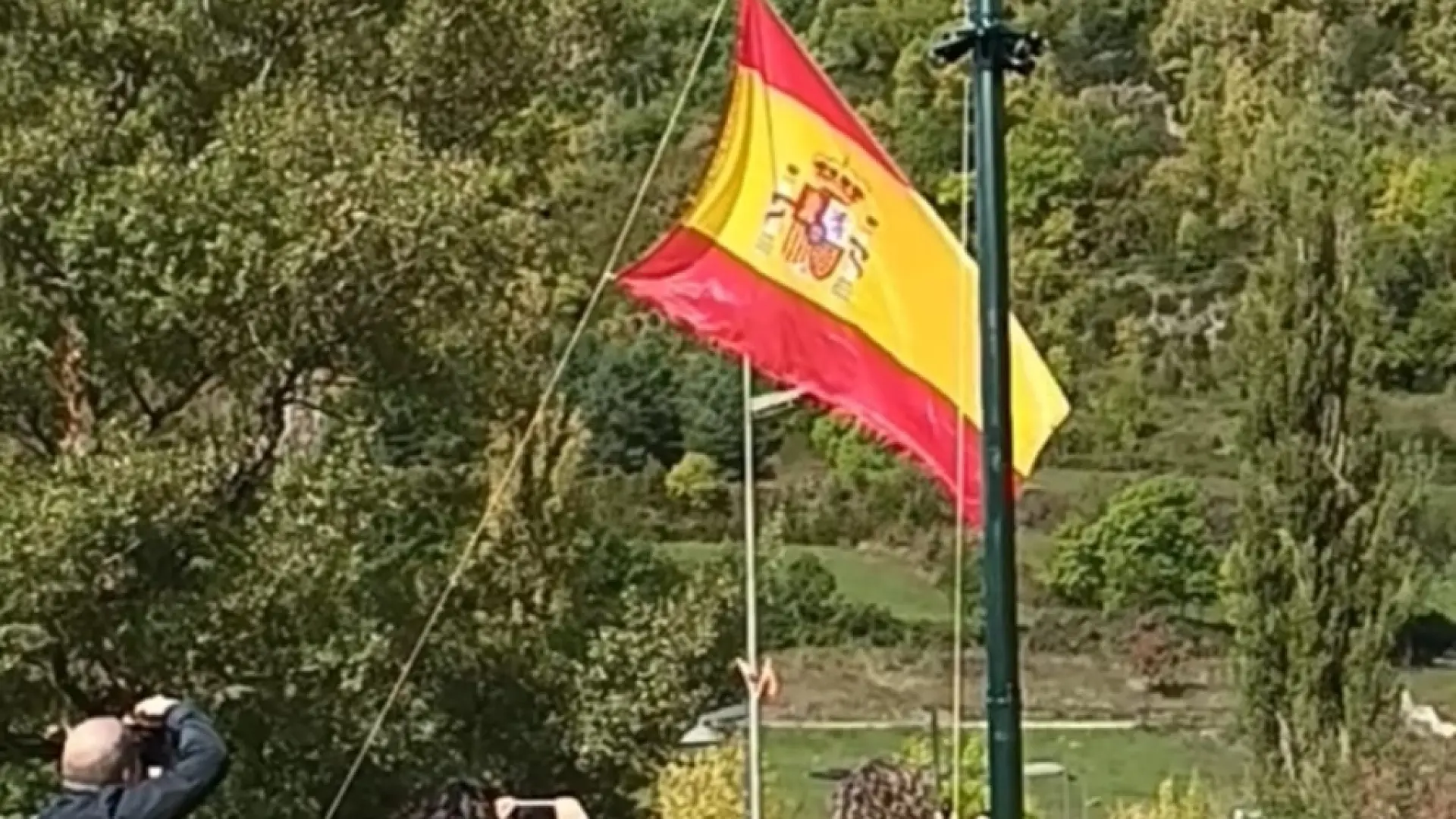 El PSOE de Benasque cuestiona un homenaje a la bandera por el impacto ...