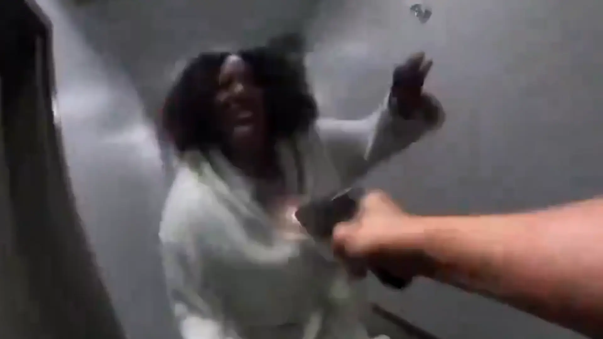 Un policía dispara y mata a una paciente de salud mental que le atacó ...